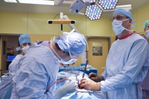 Stabilizace zlomeniny páteře pomocí navigace Brainlab Spinal Navigation ...